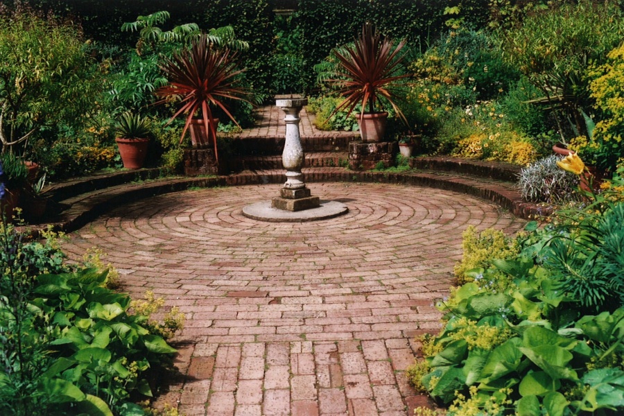 Circular brick terrace - Garden Design by Sara Barraud Garden Design by ...